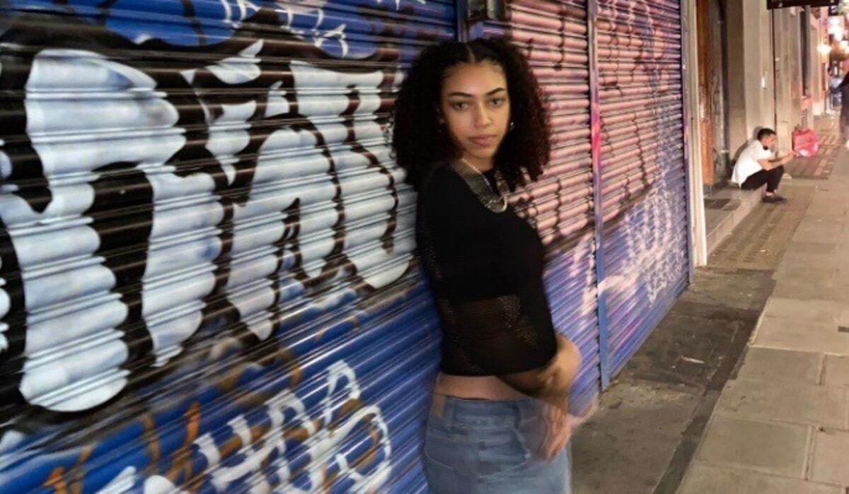 WBSS Media-STREAMSUNDAY.EMERGINGTALENT: AMIE BLU envelopes us with ...