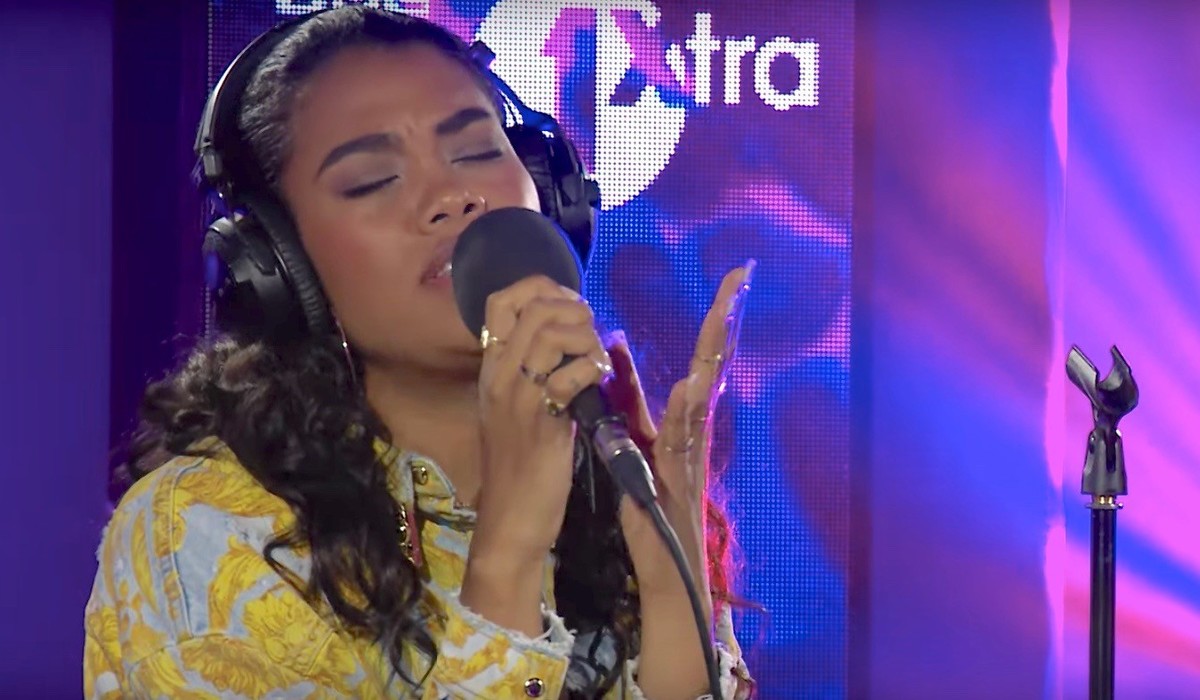 WBSS Media-LIVEWATCH: Singer/songwriter AMBER MARK gets inquisitive in ...